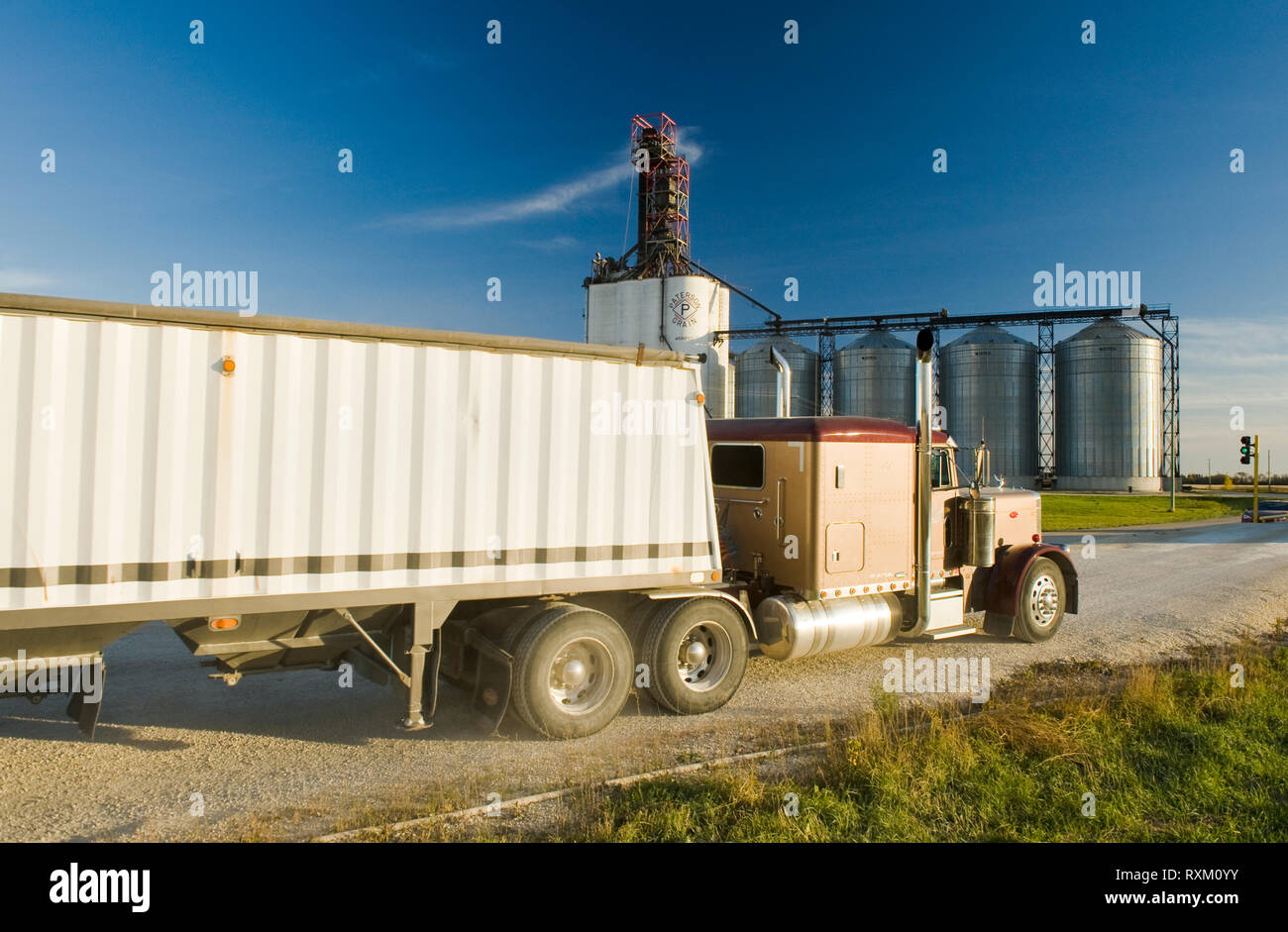 Truck hauling trailer hi-res stock photography and images - Alamy