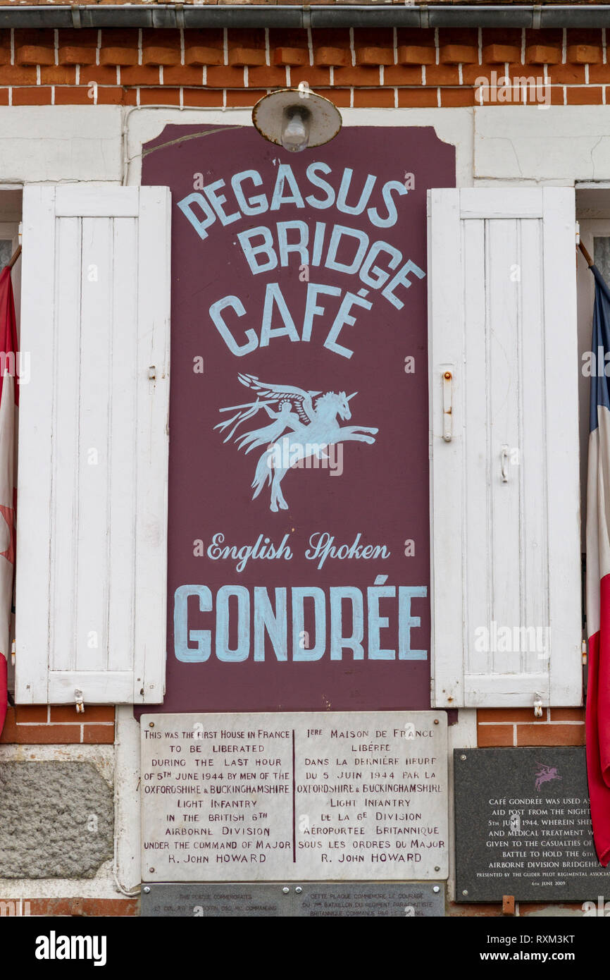 Bridge lift sign hi-res stock photography and images - Alamy