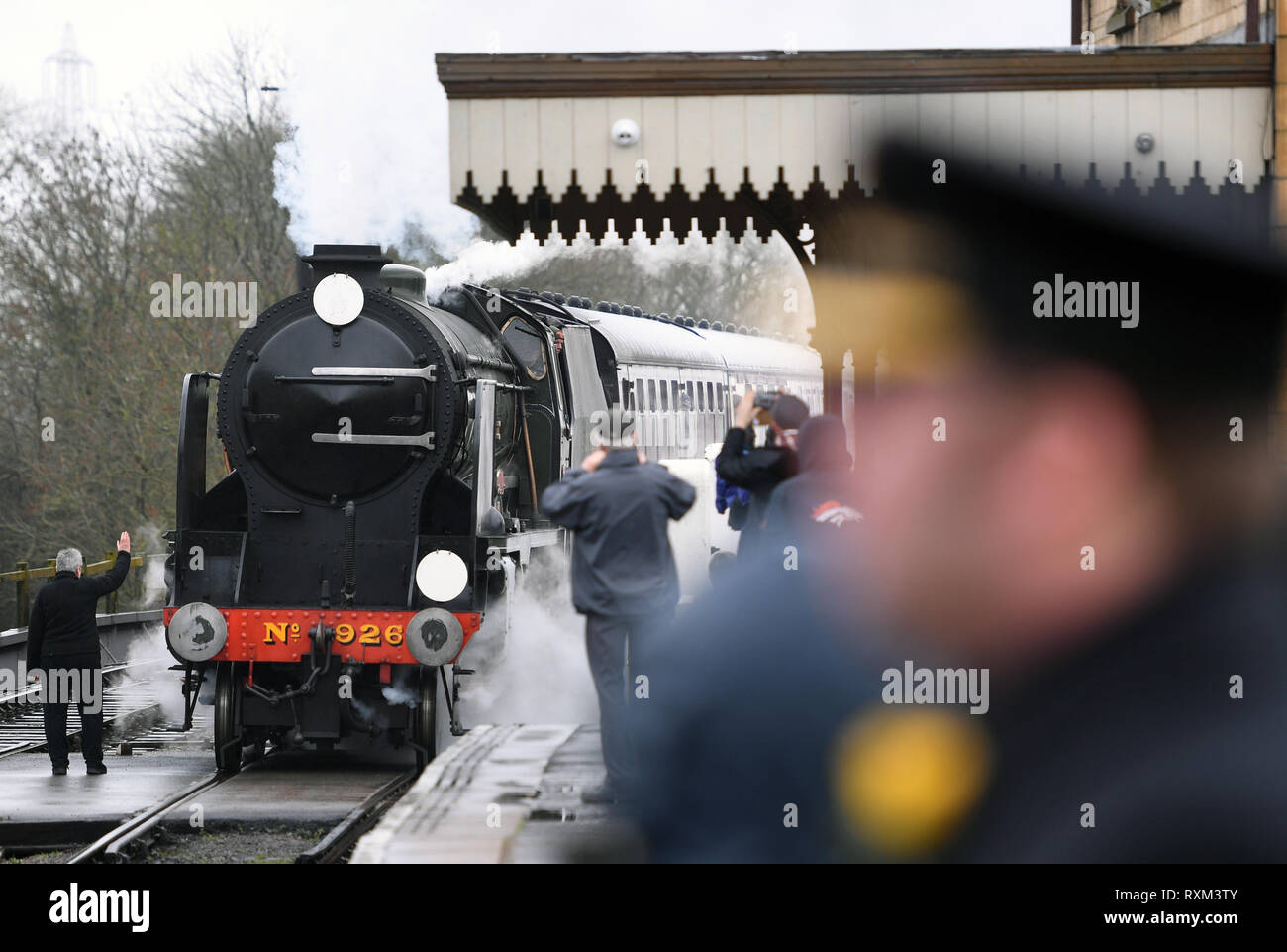 Steam locomotive 926 Repton pulls into Wansford during the Southern ...