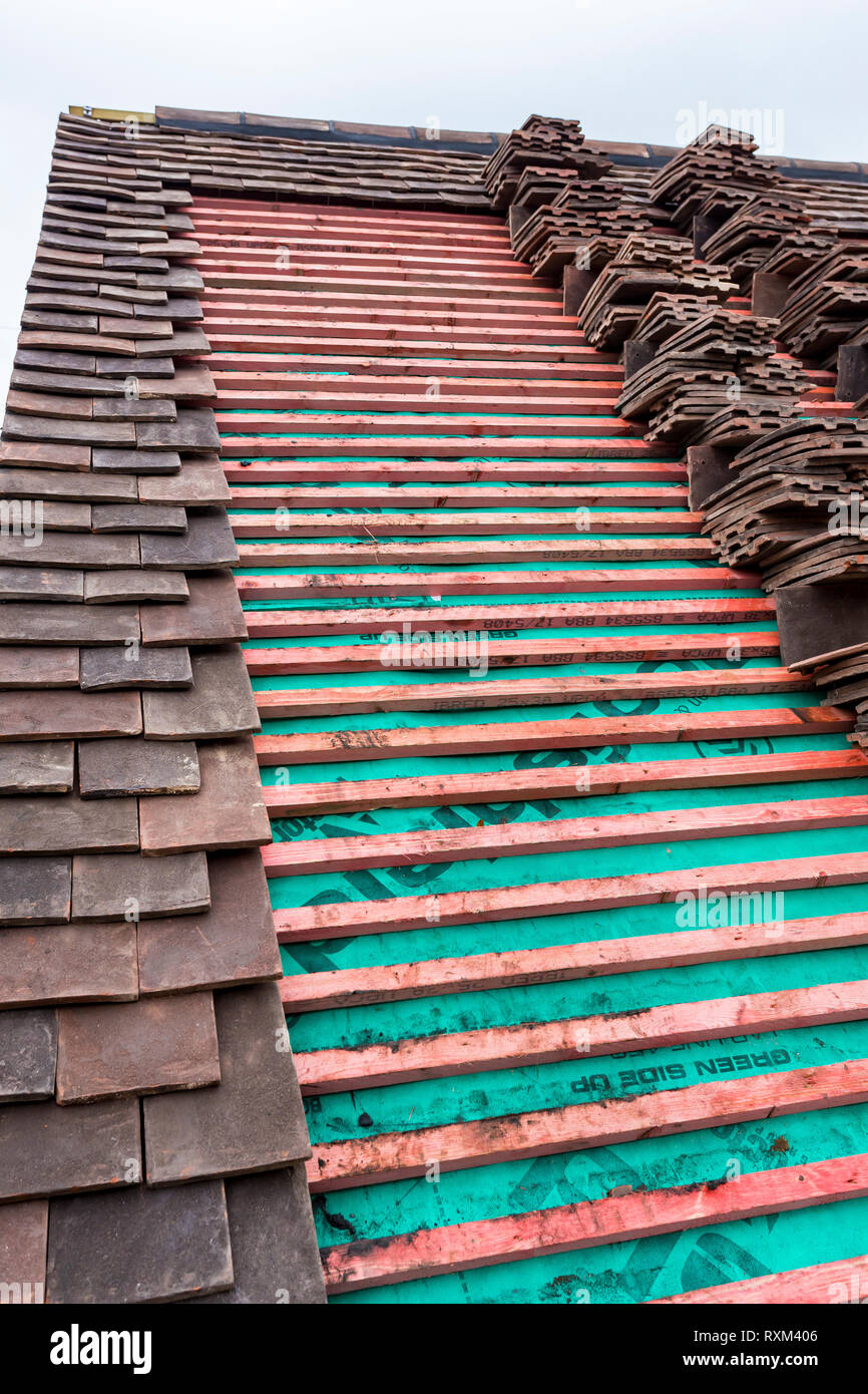 Roofing a new build House Construction Stock Photo - Alamy