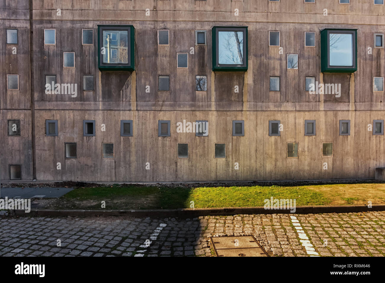 Wall full of windows hi-res stock photography and images - Alamy