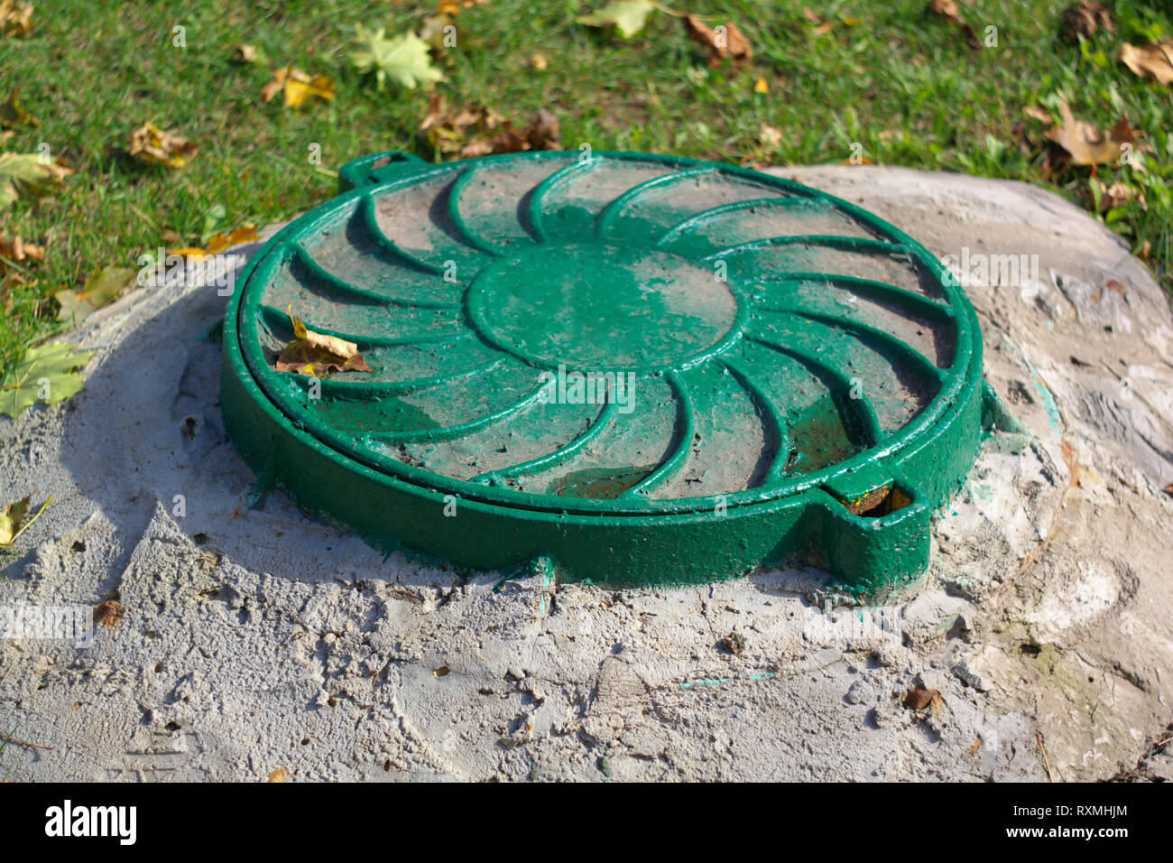 Green manhole hi-res stock photography and images - Alamy