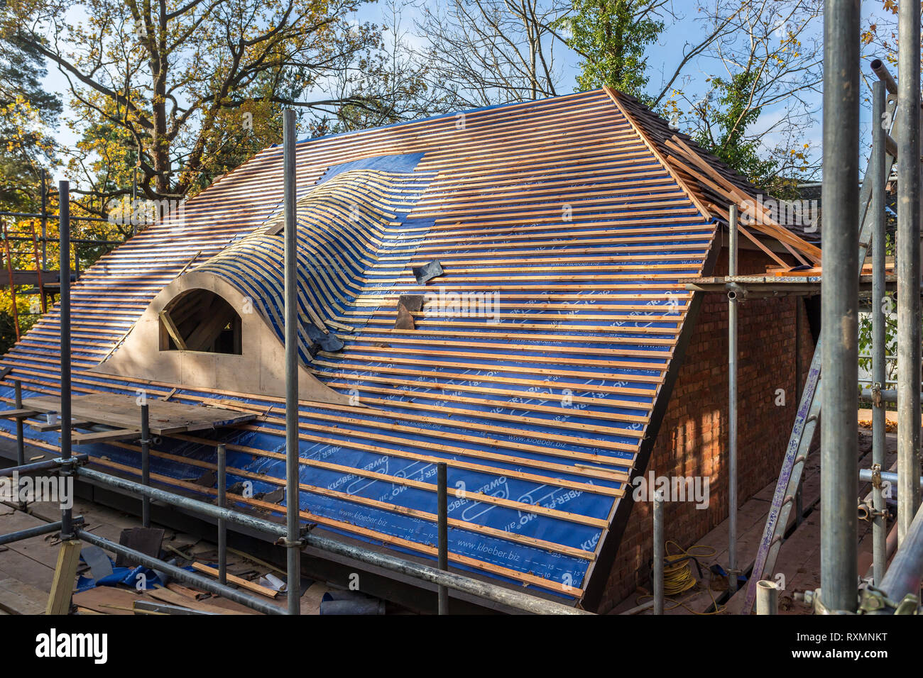 Roofing a new build House Construction Stock Photo - Alamy