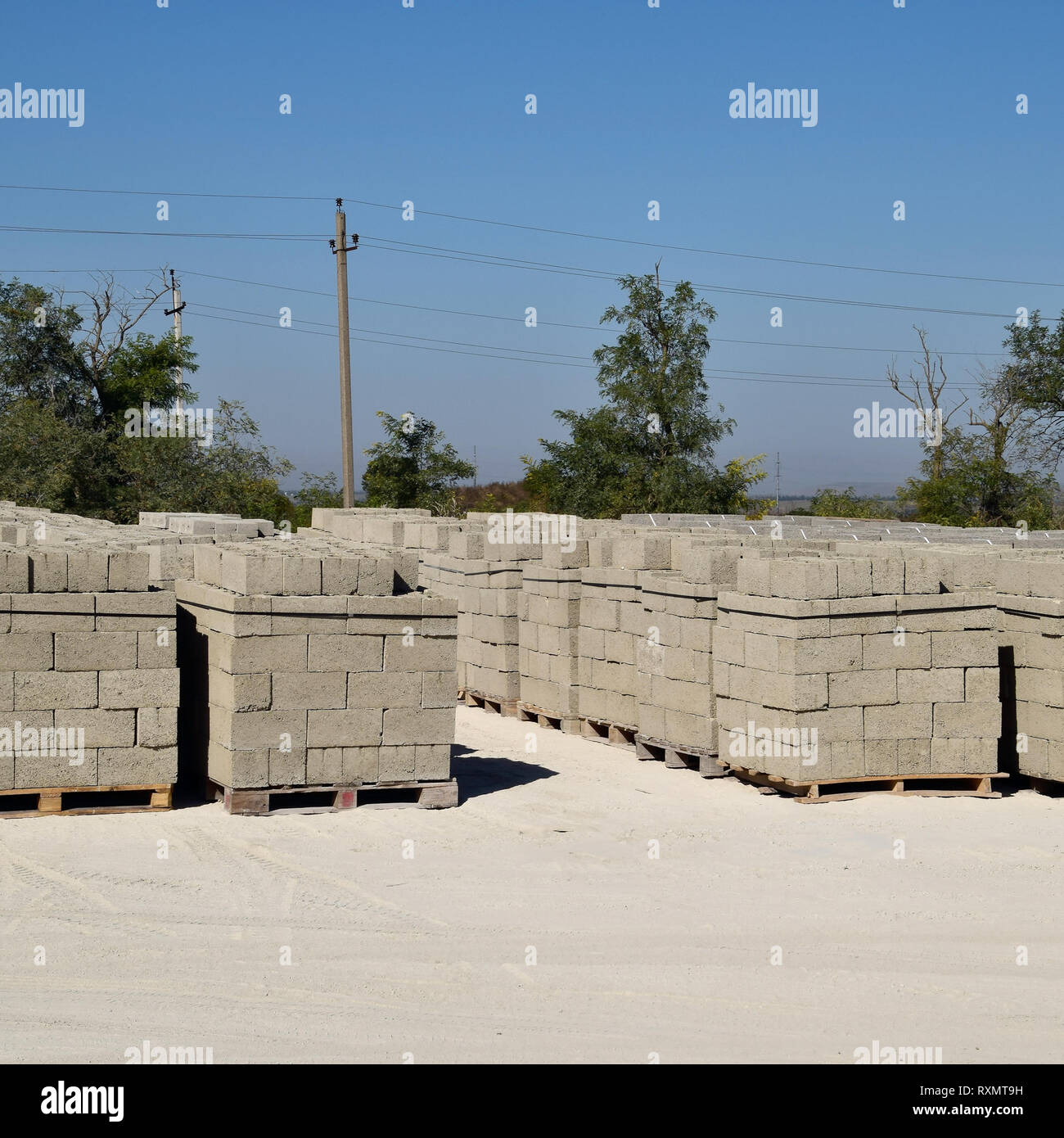 Cinder blocks, which lie in the bays. Storage cinder block Stock Photo ...