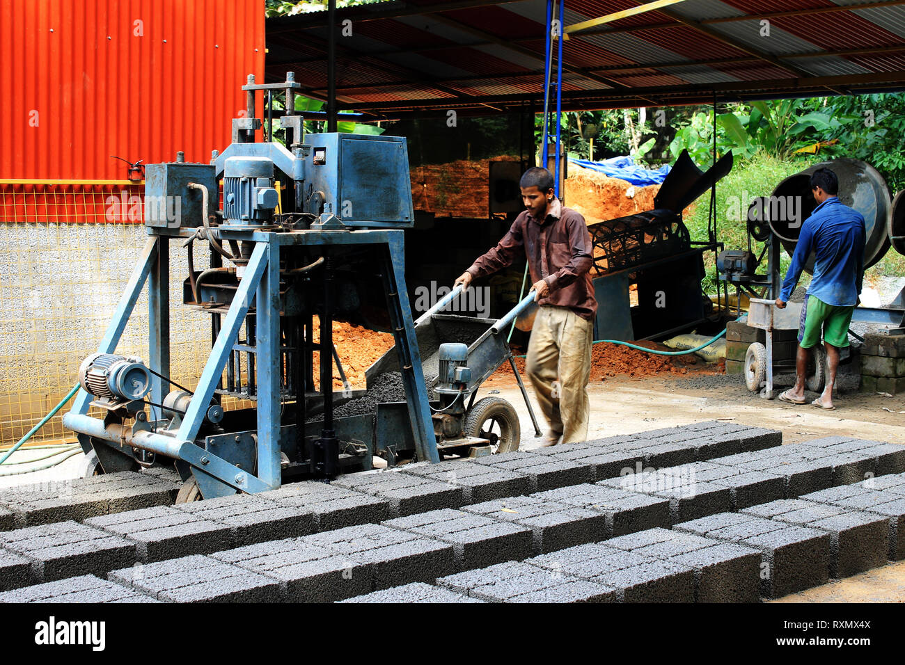 Hollow blocks hi-res stock photography and images - Alamy