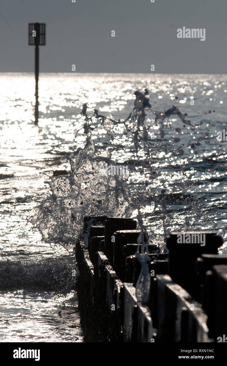 Spalshing waves hi-res stock photography and images - Alamy