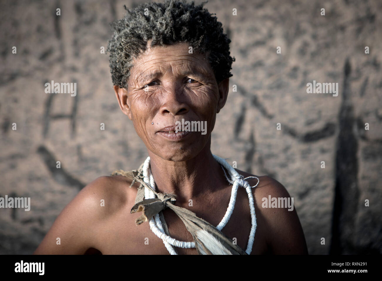 Bushman woman hi-res stock photography and images - Alamy