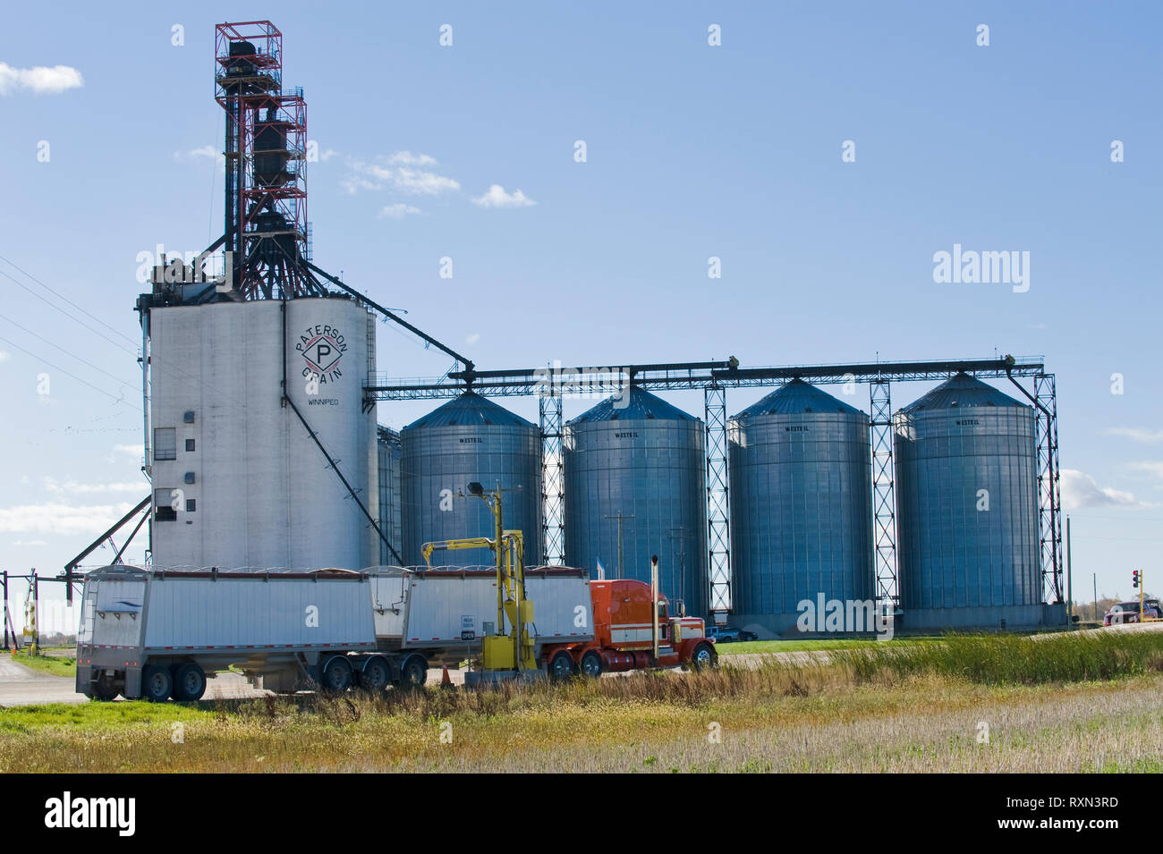 Semi truck with grain load hi-res stock photography and images - Alamy