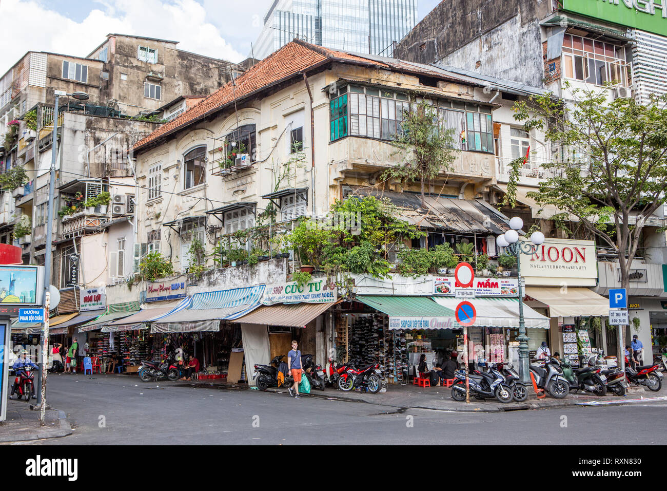 A street corner in Ho Chi Minh City, Vietnam Stock Photo - Alamy