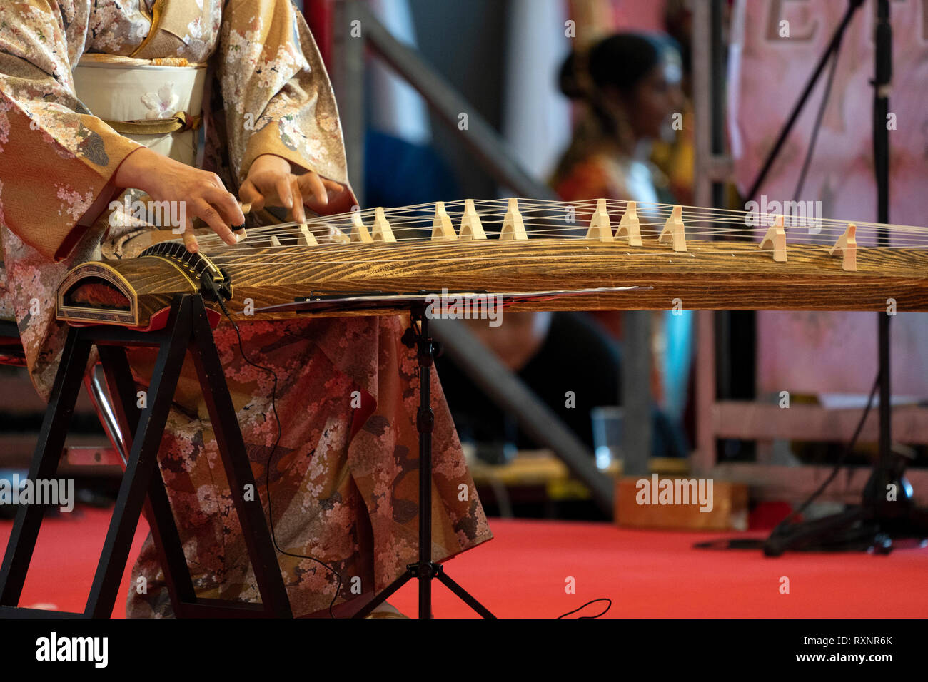 Women play koto japanese hi-res stock photography and images - Alamy