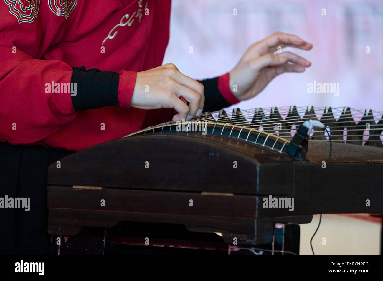 Women play koto japanese hi-res stock photography and images - Alamy