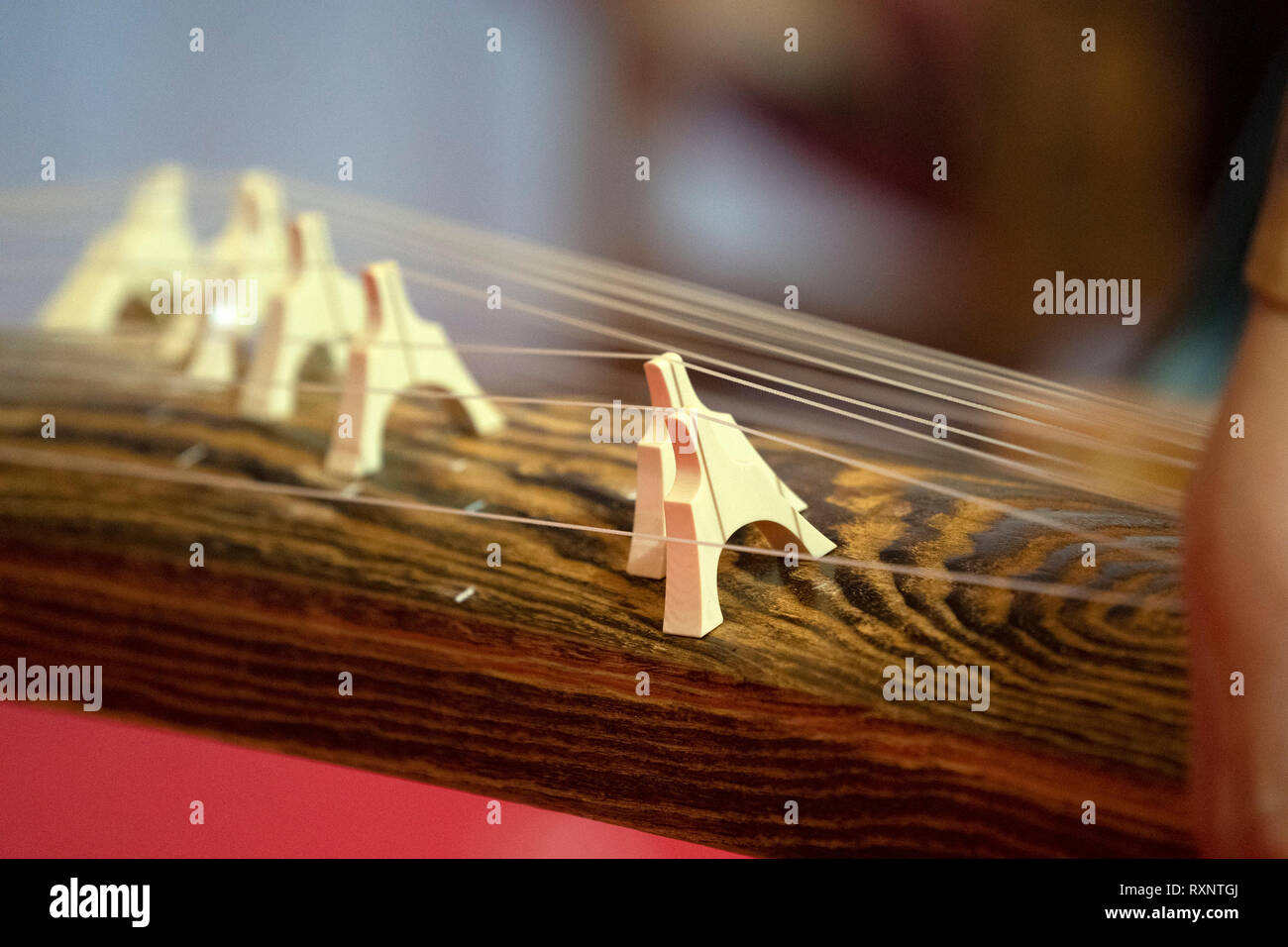 Koto japanese harp costume player Stock Photo - Alamy
