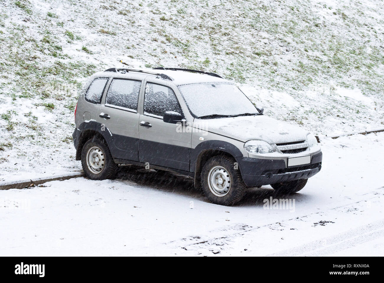 Snow on car after snowfall. Winter urban scene Stock Photo - Alamy