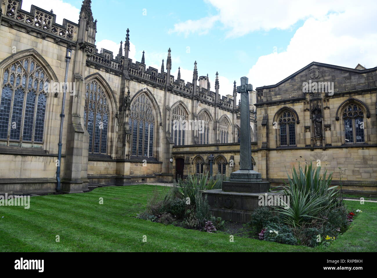 Manchesters cathedral hi-res stock photography and images - Alamy