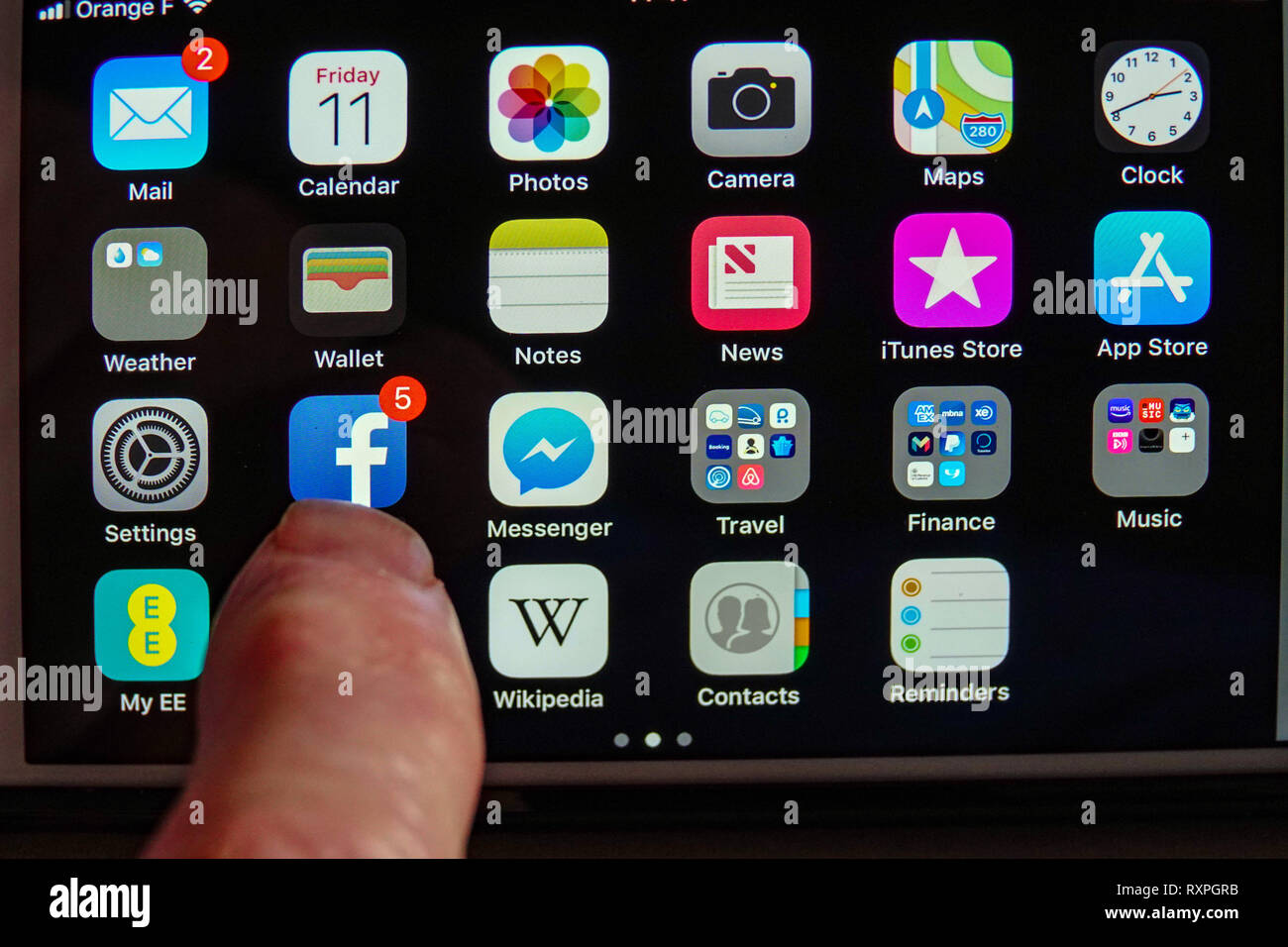 Pointing at phone 7 hi-res stock photography and images - Alamy