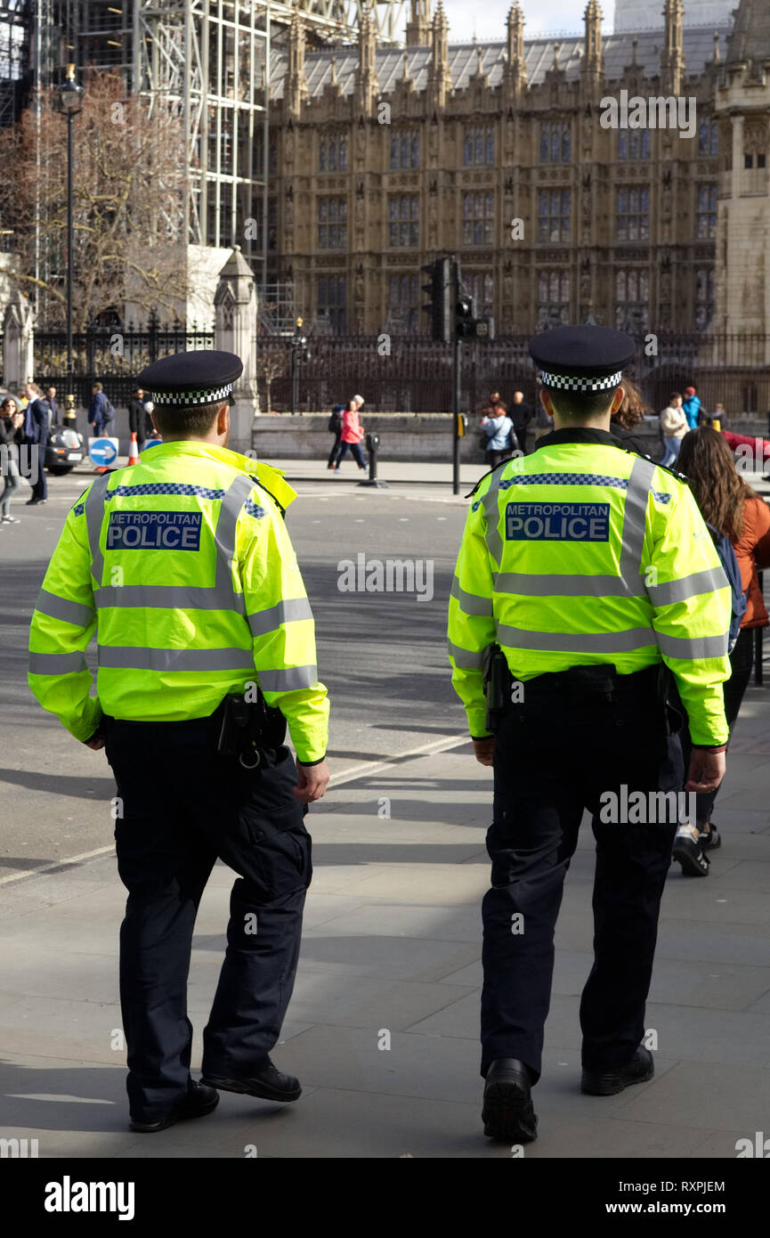 Crowd control policing hi-res stock photography and images - Alamy