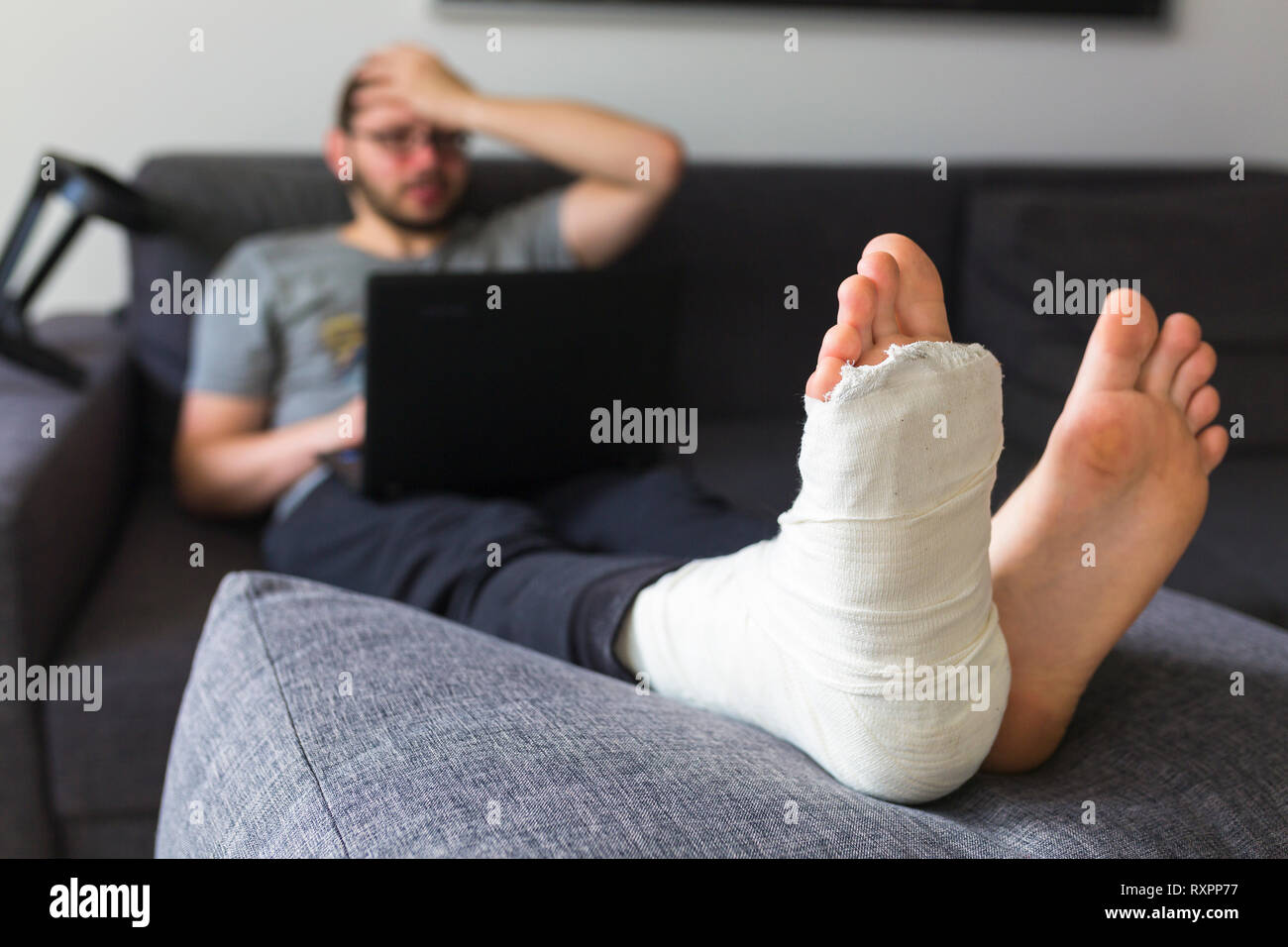 Man home scared hi-res stock photography and images - Alamy