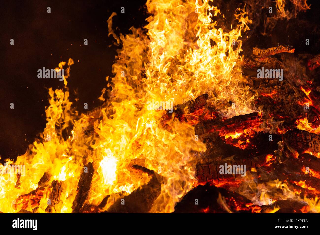 yellow burning wood fire Stock Photo - Alamy