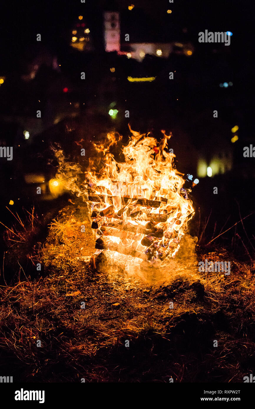 burning wood pile fire Stock Photo - Alamy