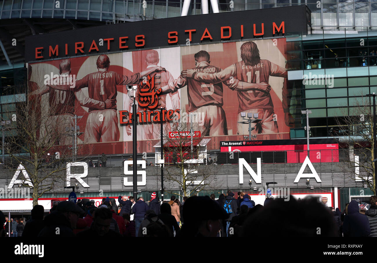 Fans arrive emirates stadium hi-res stock photography and images - Alamy