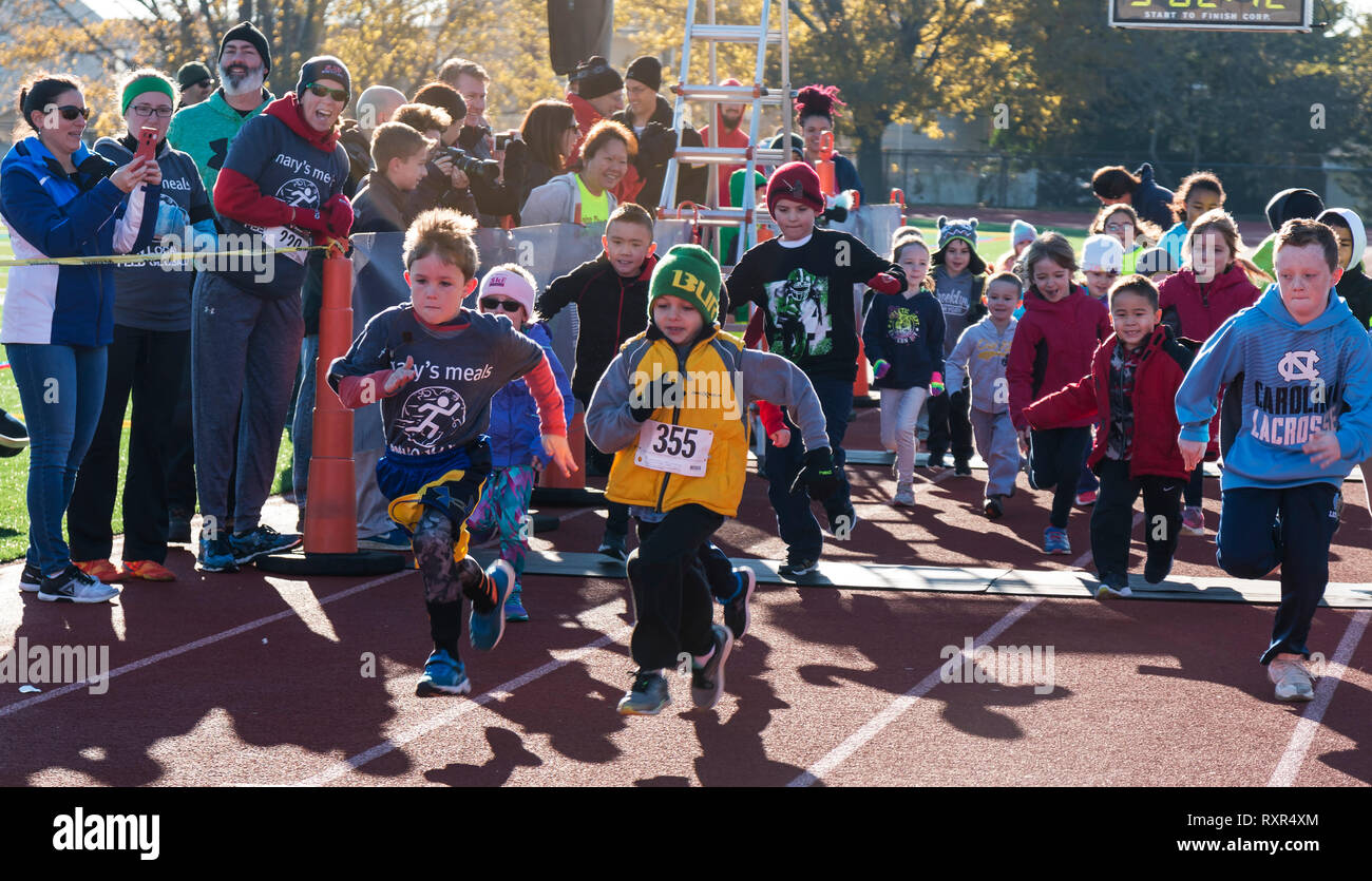 Kids cheering run race hi-res stock photography and images - Alamy