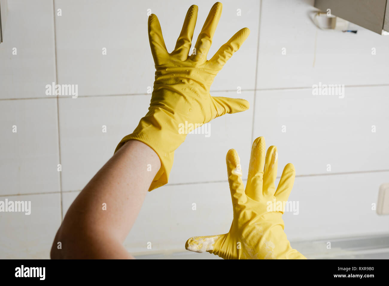 Spread fingers in yellow washing rubber gloves Stock Photo - Alamy