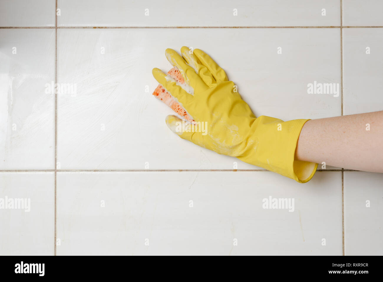Woman cleaning bathroom tiles hi-res stock photography and images - Alamy