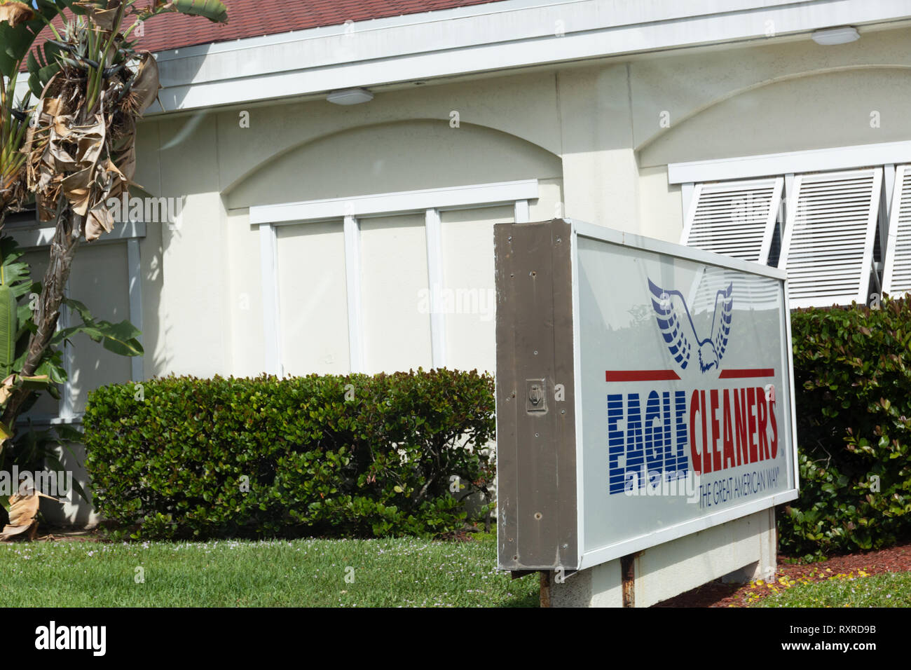 Cleaners business sign hi-res stock photography and images - Alamy