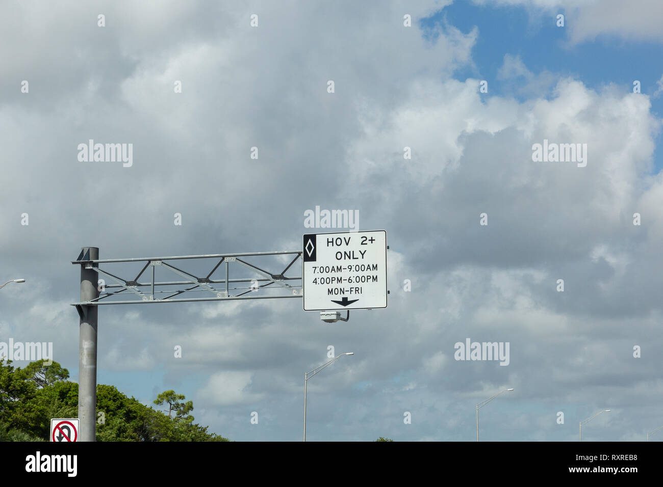 HOV 2+ only sign Stock Photo - Alamy
