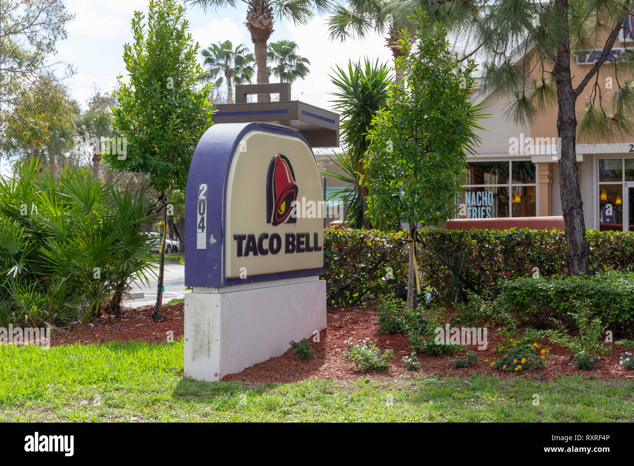 Taco Bell restaurant sign Stock Photo - Alamy Taco Bell restaurant sign Stock Photo - Alamy