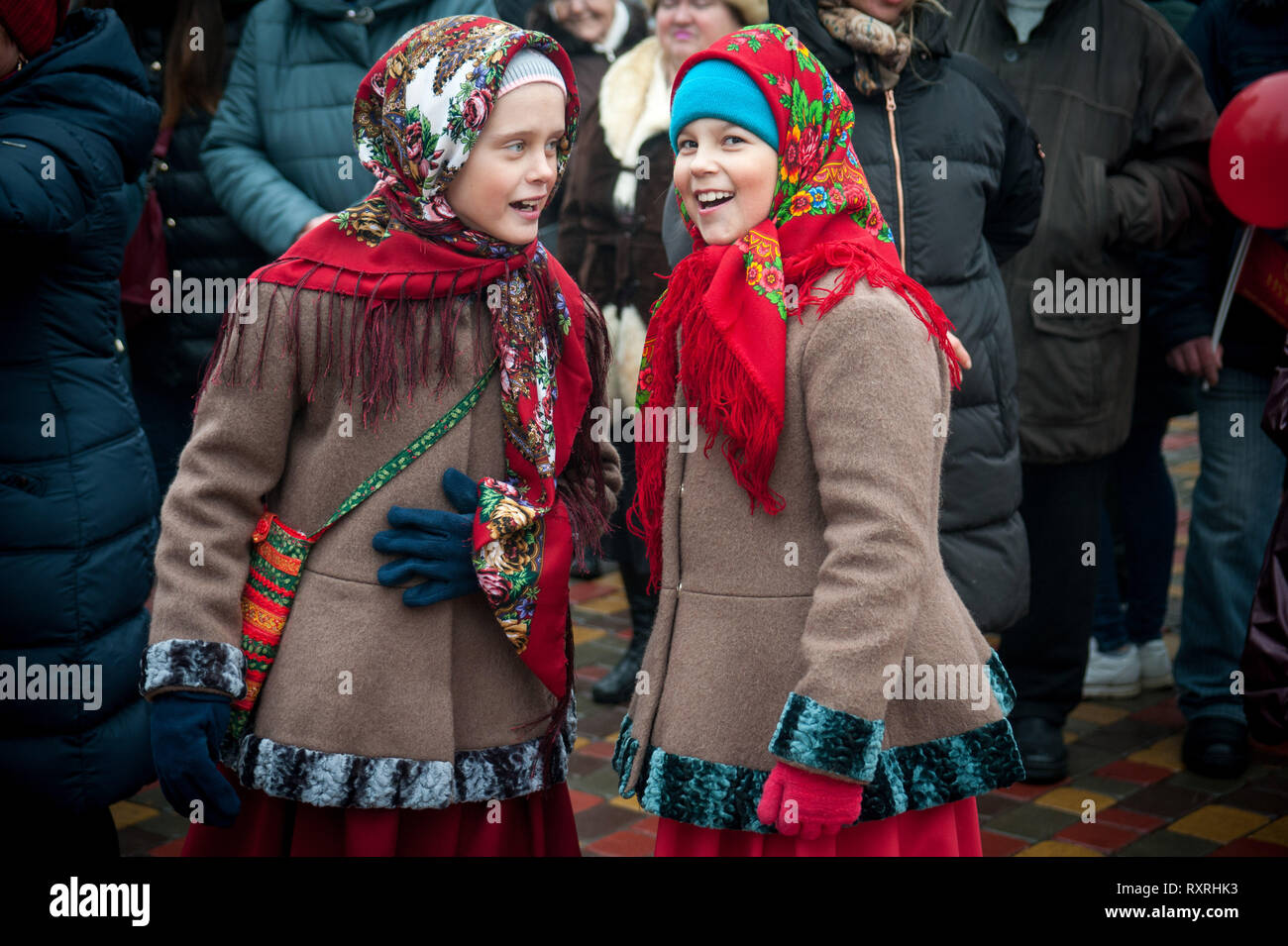 Russian girls in folk costumes hi-res stock photography and images - Alamy