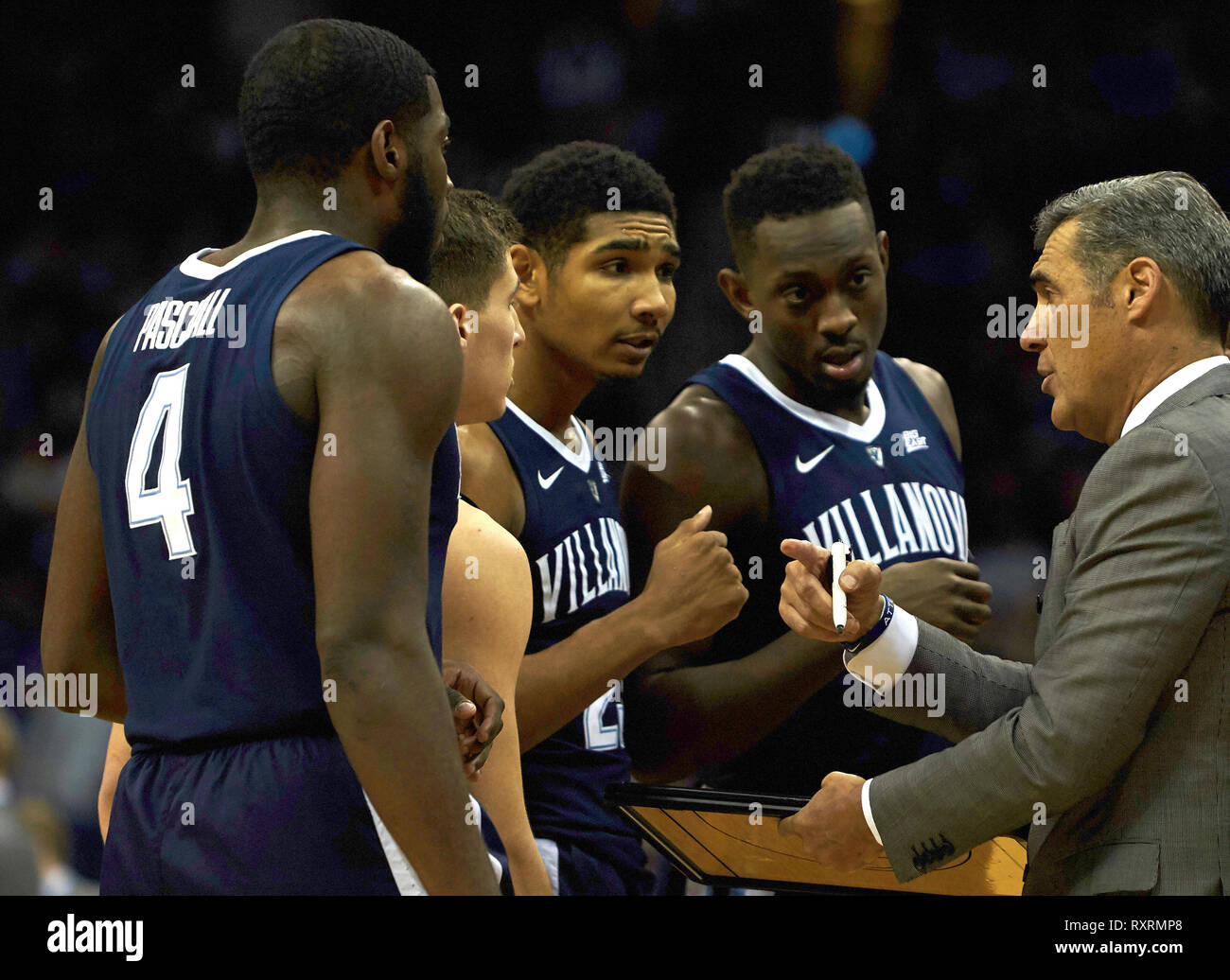 Basketball team coach time out 2018 hi-res stock photography and images ...