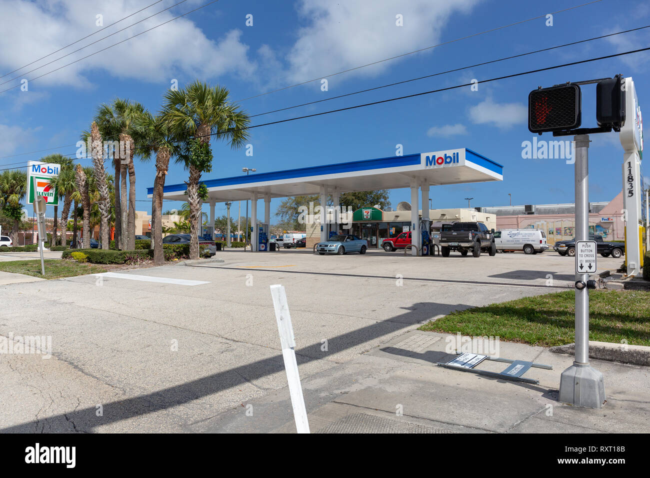 Mobil Petrol Station High Resolution Stock Photography and Images - Alamy