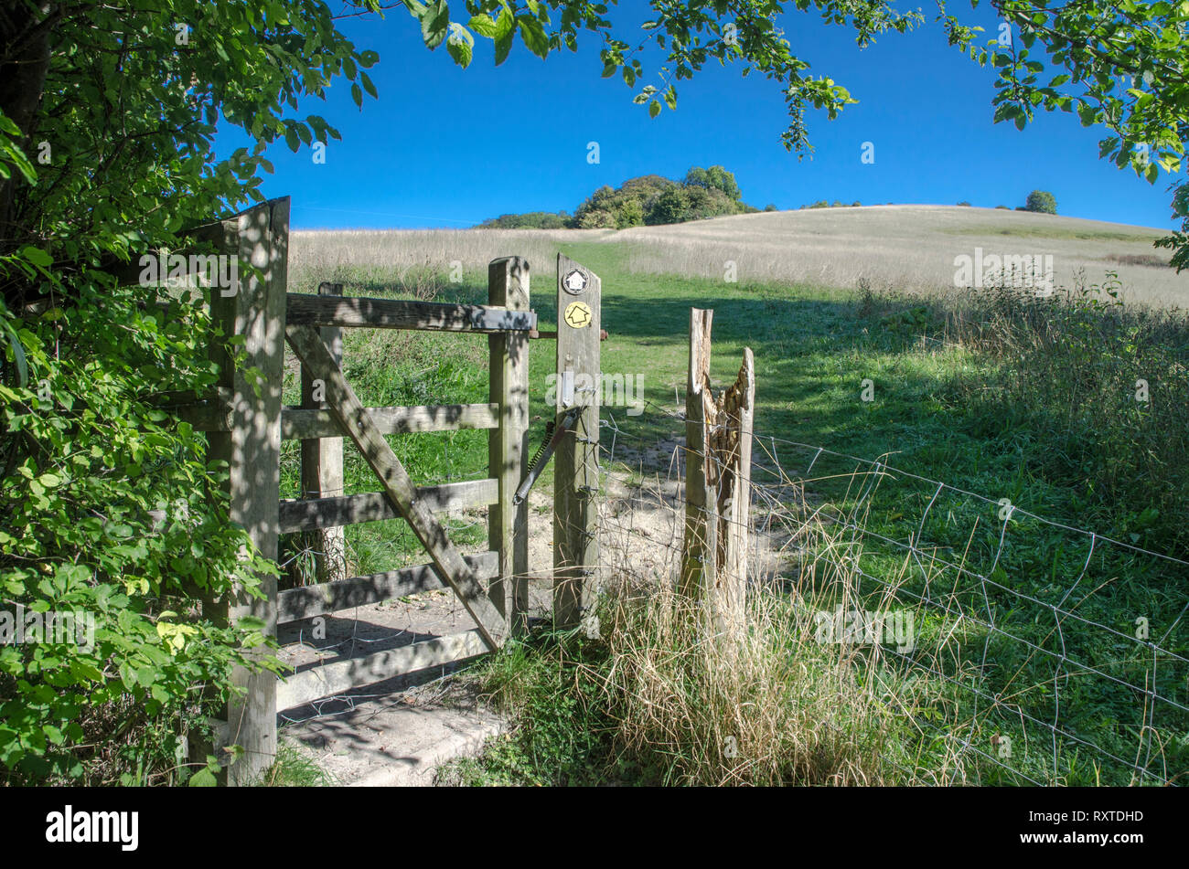 Kent country footpath Stock Photo - Alamy