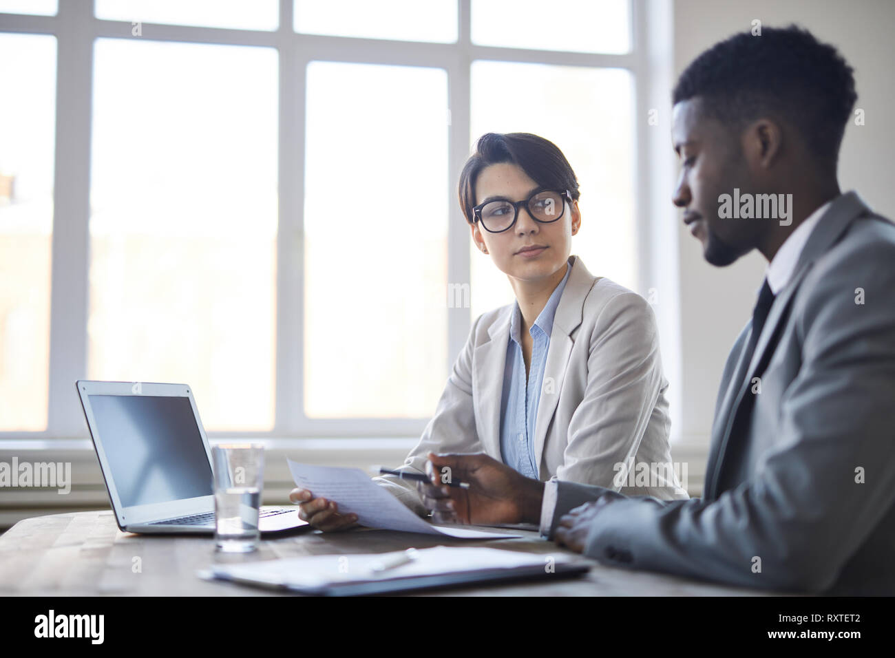 Man and woman talk serious hi-res stock photography and images - Alamy