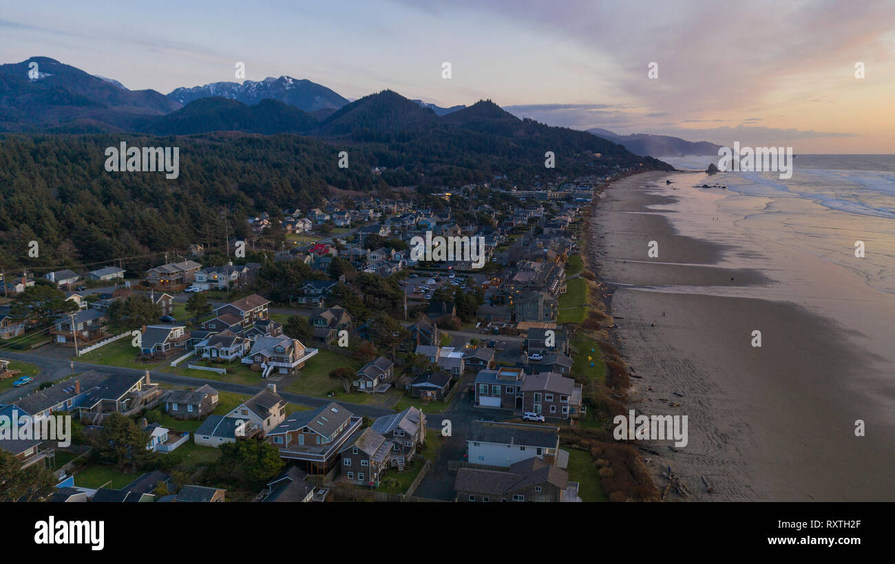 Cannon beach town oregon hi-res stock photography and images - Alamy