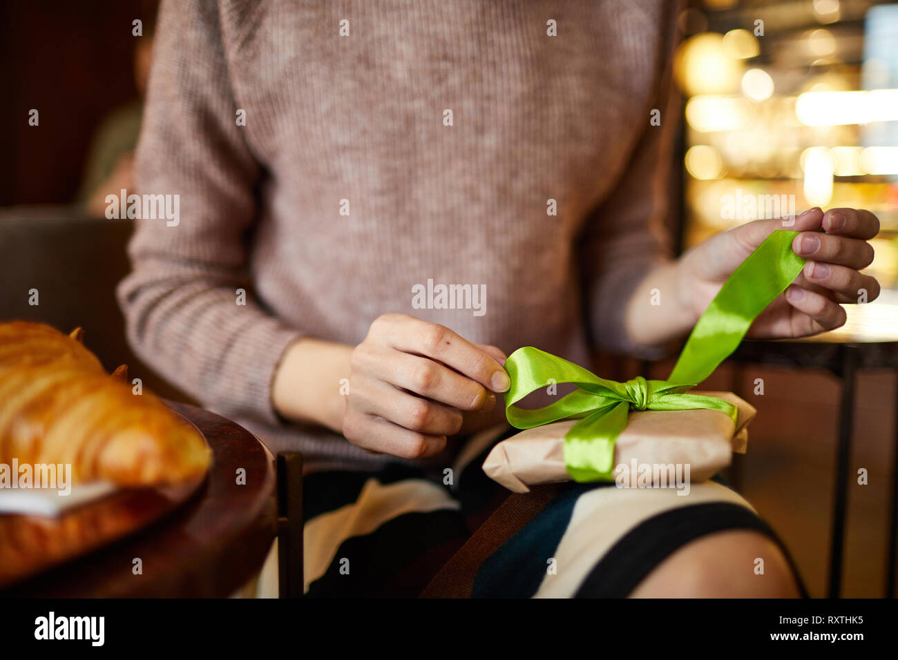 Untying hi-res stock photography and images - Alamy