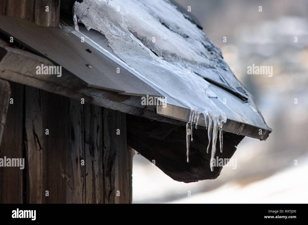 Melting snow from roof hi-res stock photography and images - Alamy