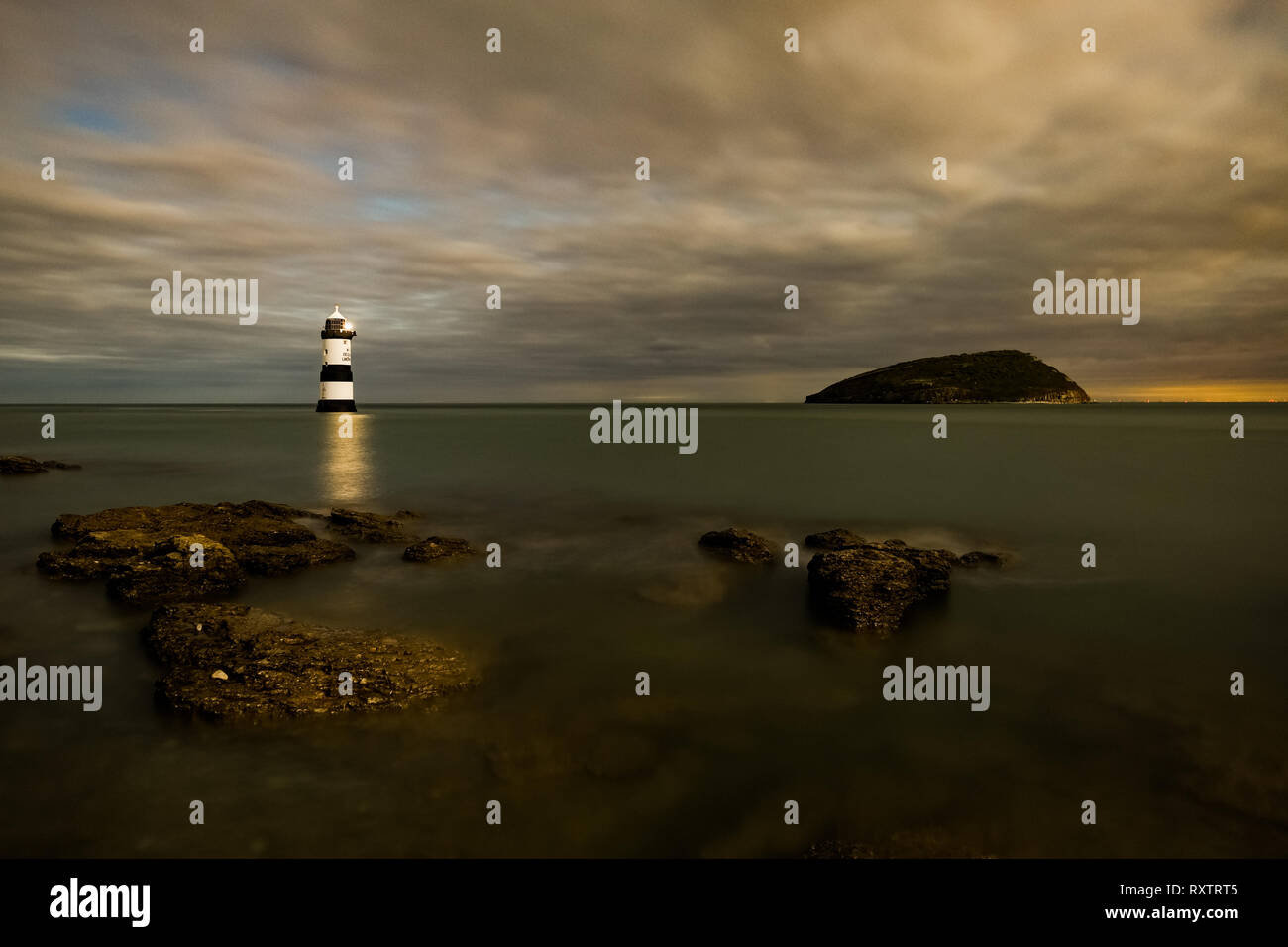 Penmon Lighthouse (Trwyn Du Lighthouse) and Puffin Island at night ...
