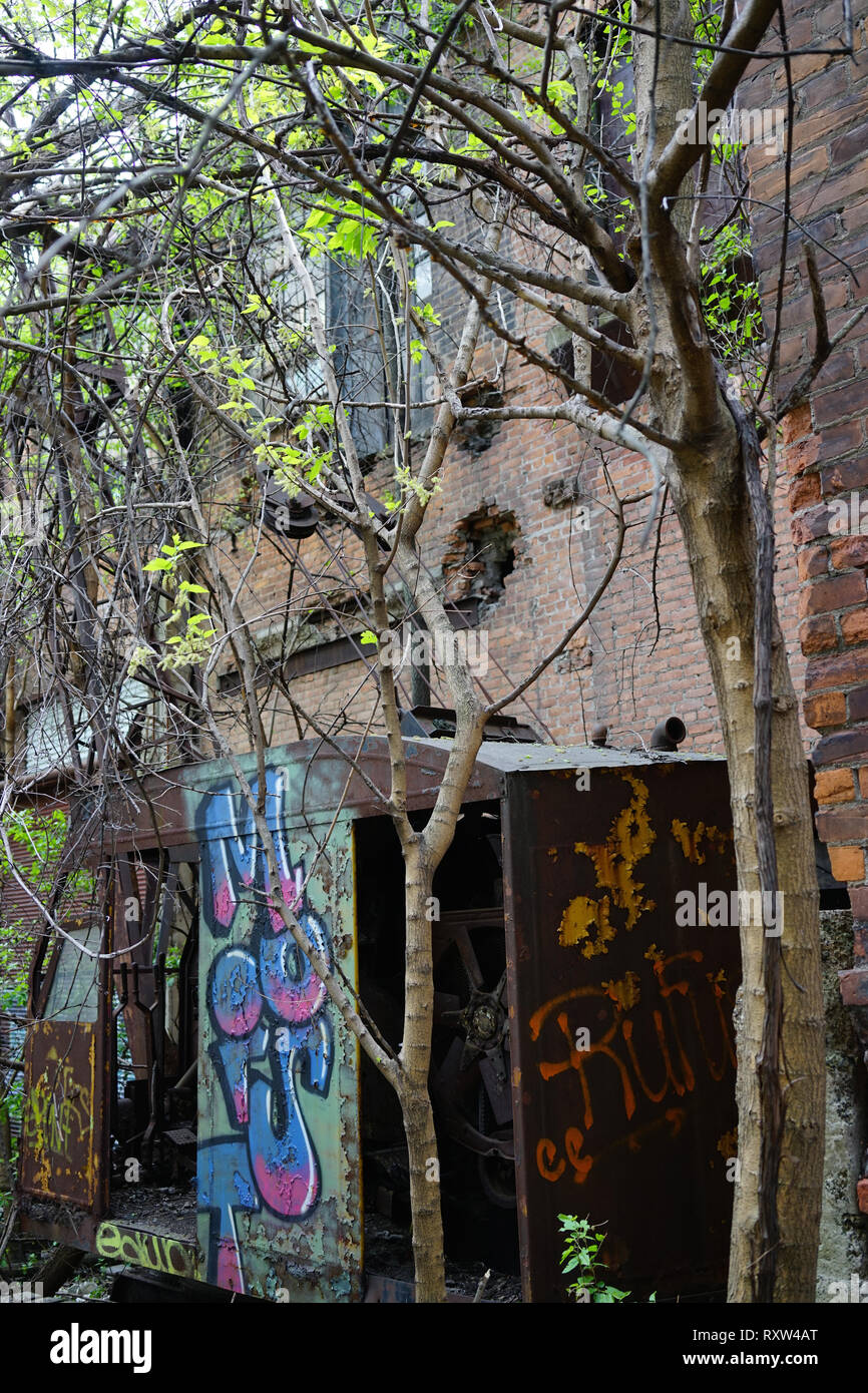 Abandoned factory detroit ruins hi-res stock photography and images - Alamy