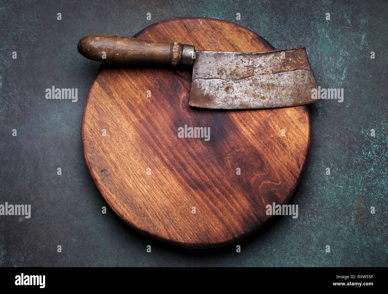 Meat cleaver on cutting board Stock Photo - Alamy