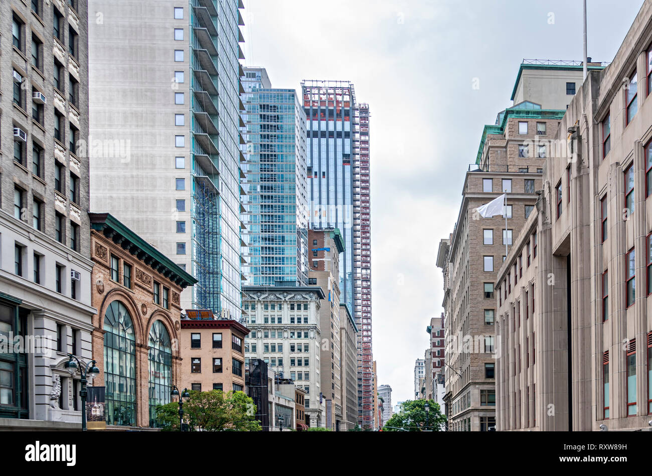 Canyon of tall buildings hi-res stock photography and images - Alamy
