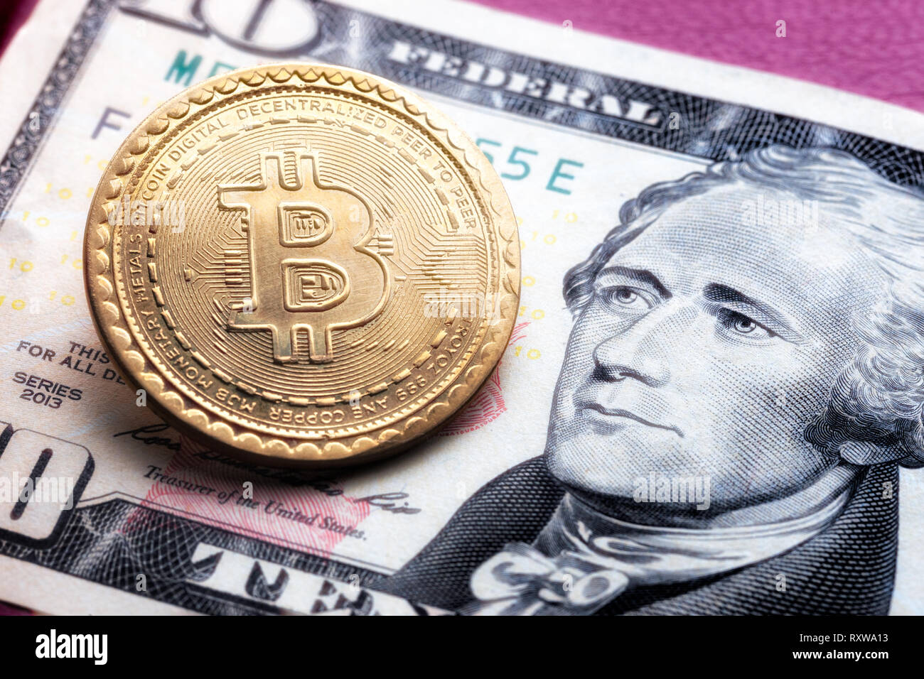 Person with ten dollar bill hi-res stock photography and images - Alamy