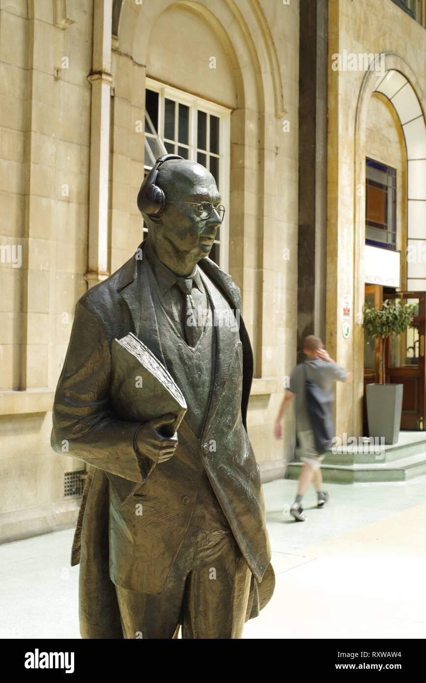 Statue of poet Philip Larkin, Hull Paragon Station, Transport ...