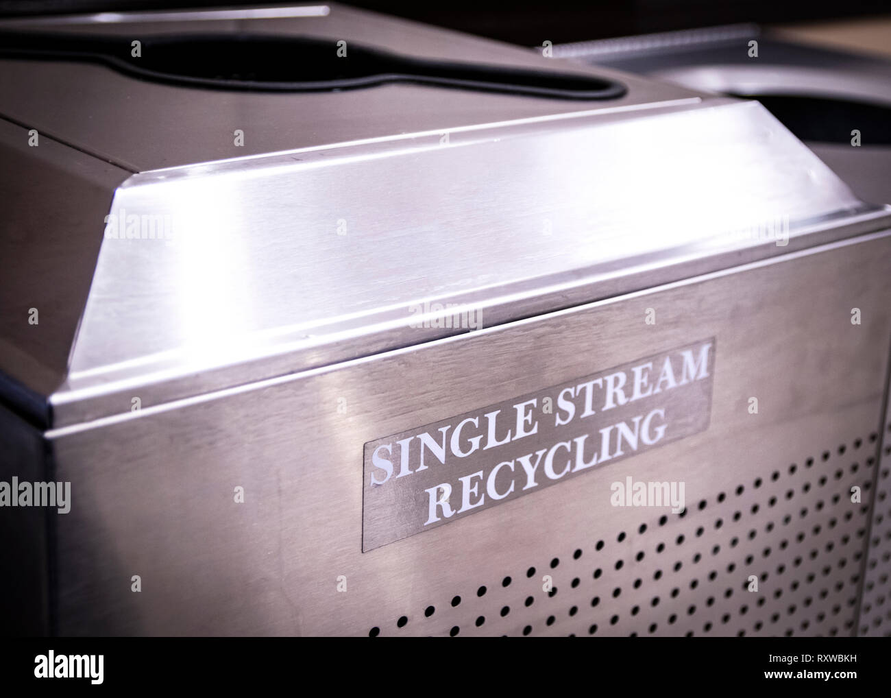 Recycling bin labelled with "SINGLE STREAM RECYCLING" sign Stock Photo ...