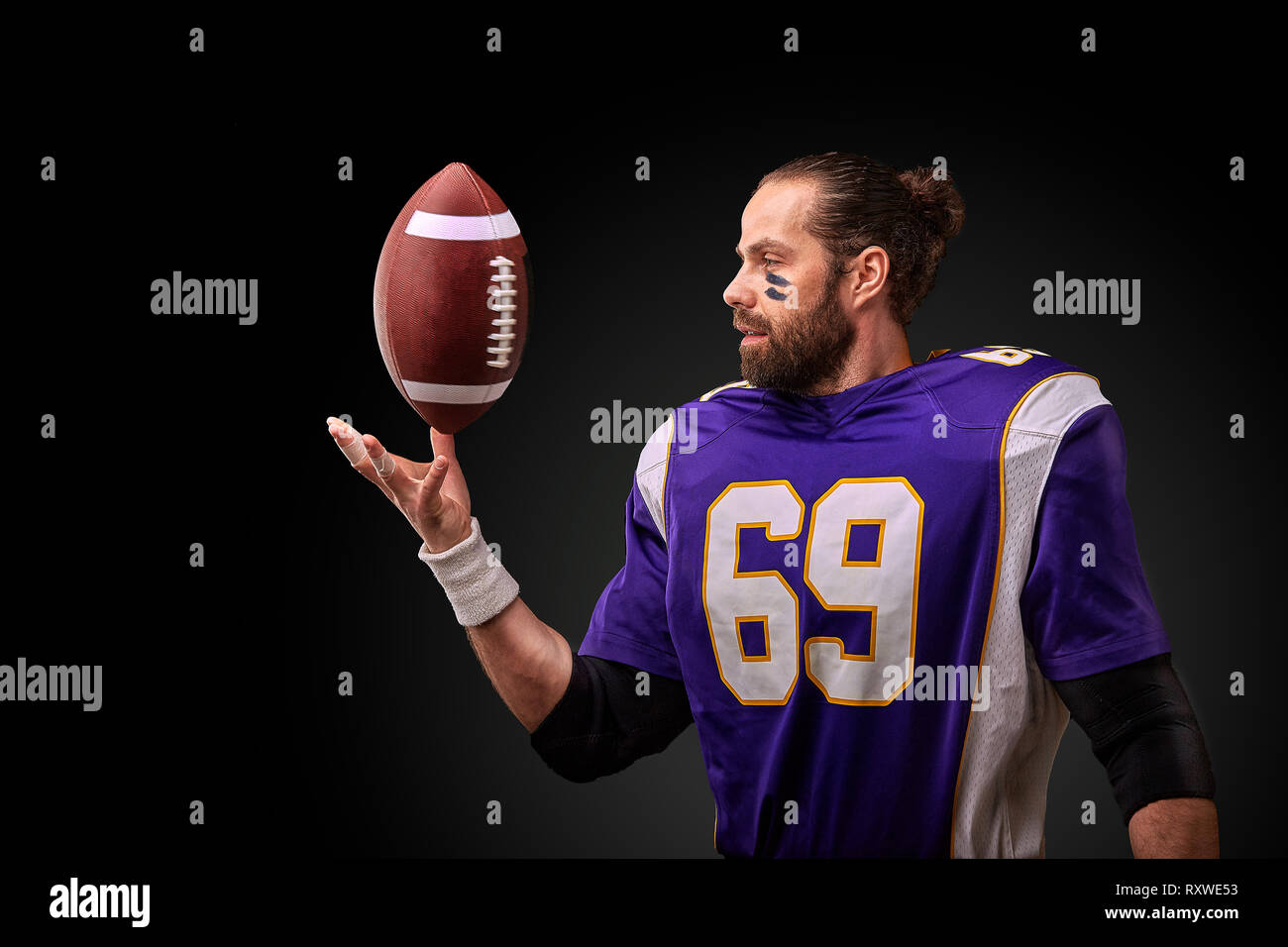 Adult football player throwing ball hi-res stock photography and images ...