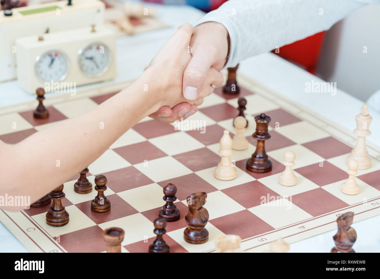 Win win handshake hi-res stock photography and images - Alamy