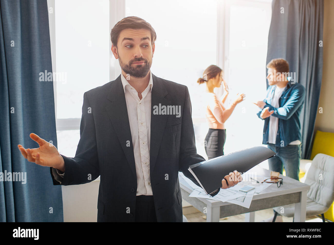 Man woman argue property hi-res stock photography and images - Alamy