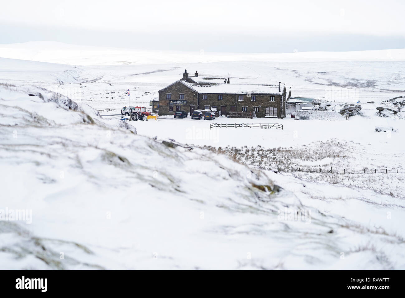 Snow surrounds the Tan Hill pub in North Yorkshire Stock Photo - Alamy