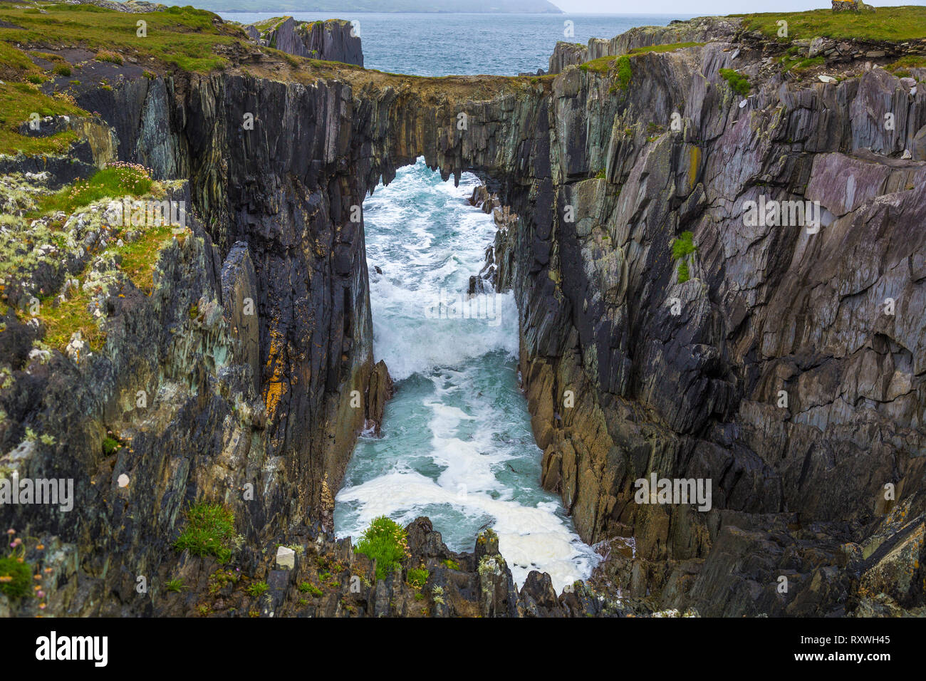 Natural Stone Bridge at the Dunmanus Bay, West Cork Stock Photo - Alamy